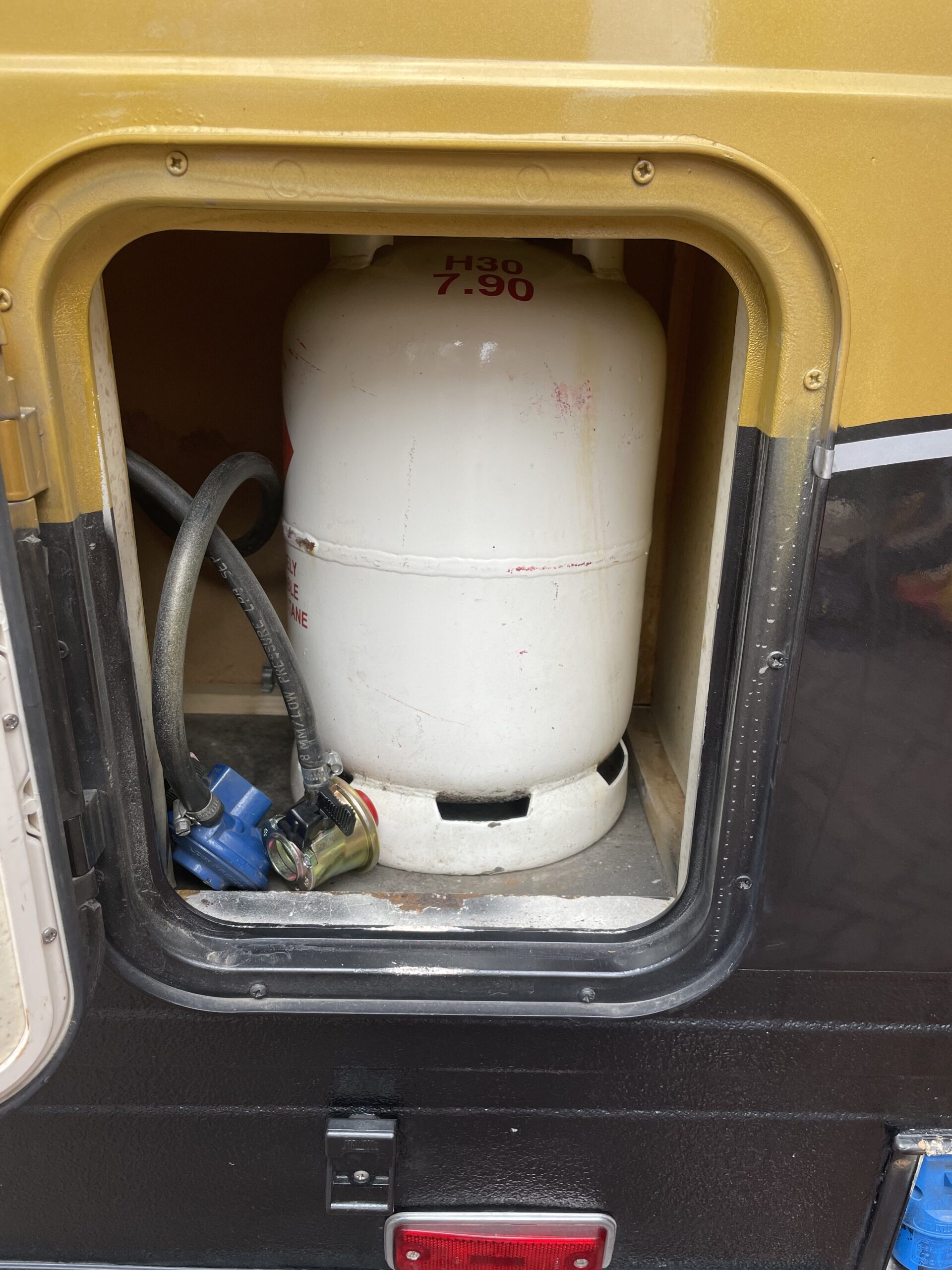 Off Grid Classic Mercedes 407D “Montgomery” READY FOR VANLIFE ...