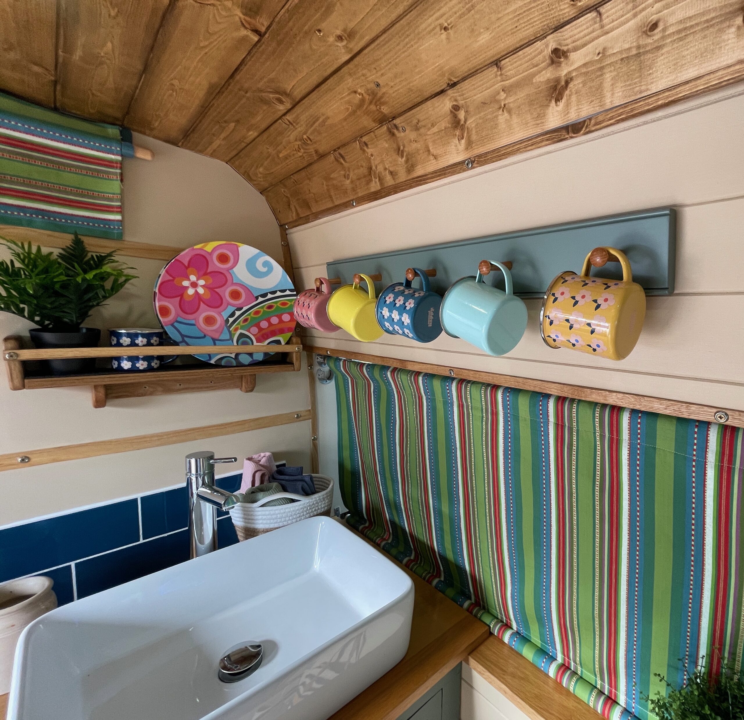 PROFESSIONALLY BUILT LOW MILEAGE EXCELLENT SPEC OFF GRID CAMPERVAN ...