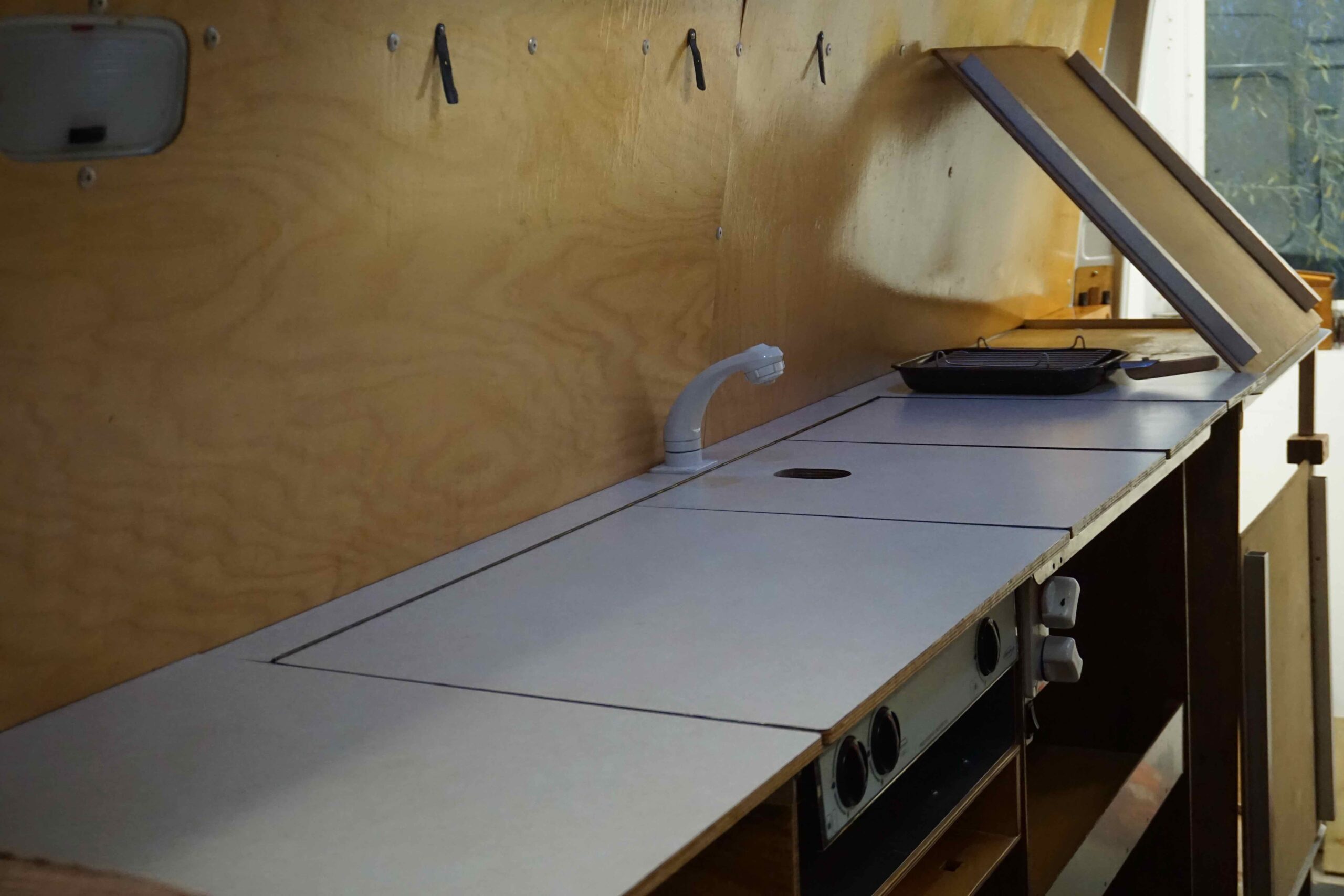 Price Slash: 3 + 2 child berth 6 Seater Sprinter 316. Off grid. Gas ...