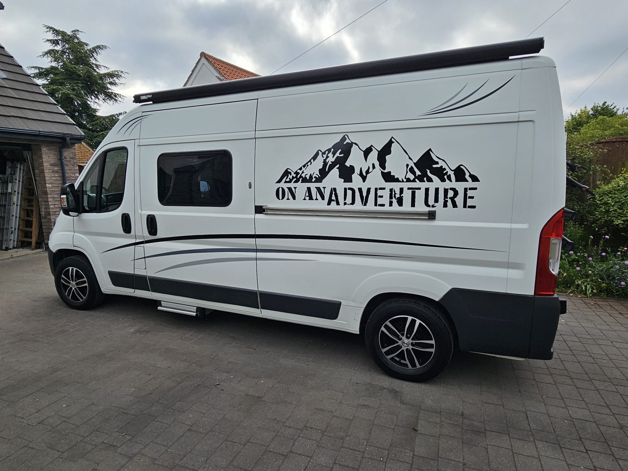 Professionally converted, low milage, off grid, Motorhome | Quirky Campers