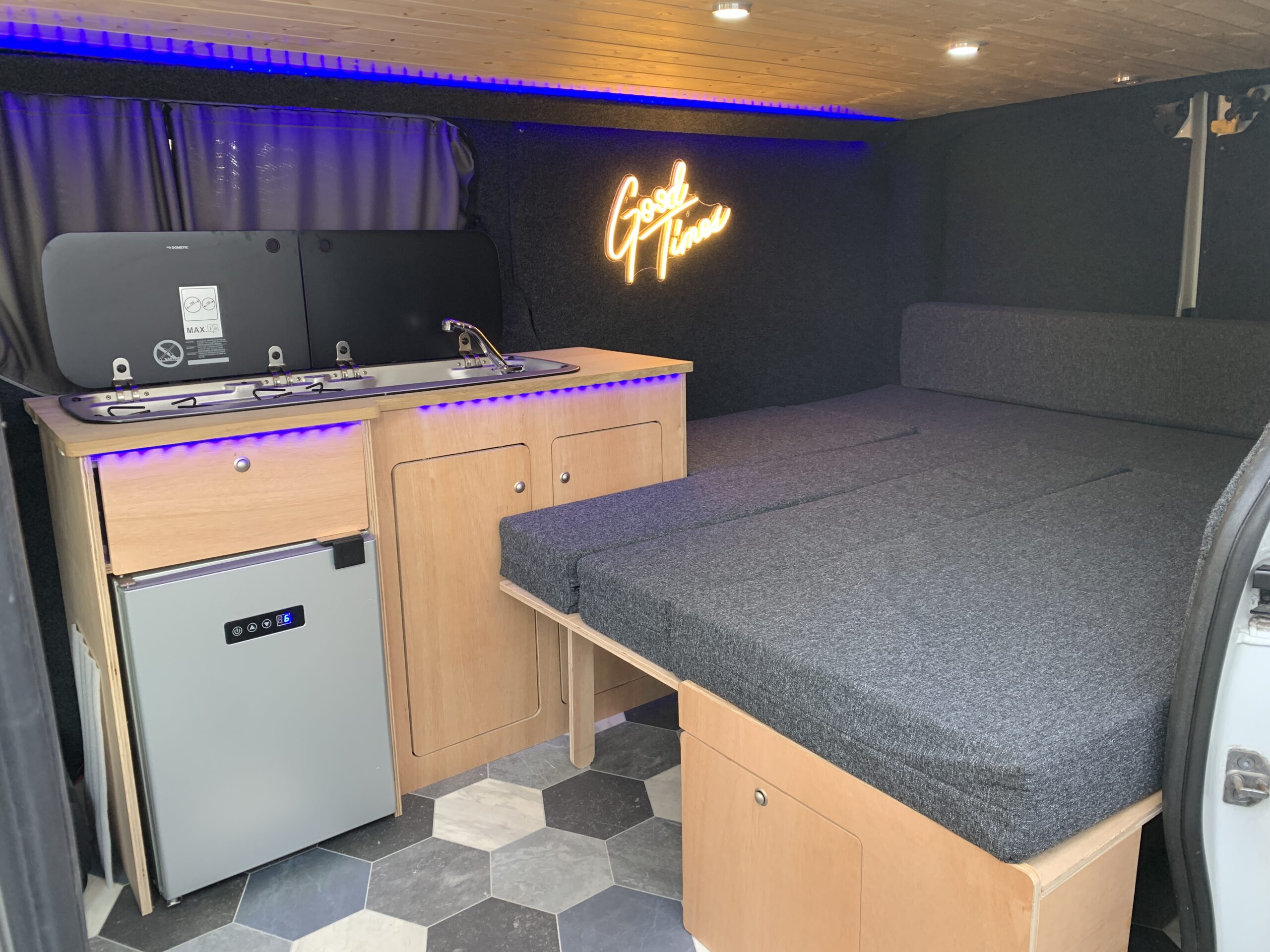 2015 VAUXHALL VIVARO LWB U SHAPE SYSTEM CAMPERVAN DOUBLE BED Quirky 2015 VAUXHALL VIVARO LWB U SHAPE SYSTEM CAMPERVAN DOUBLE BED Quirky