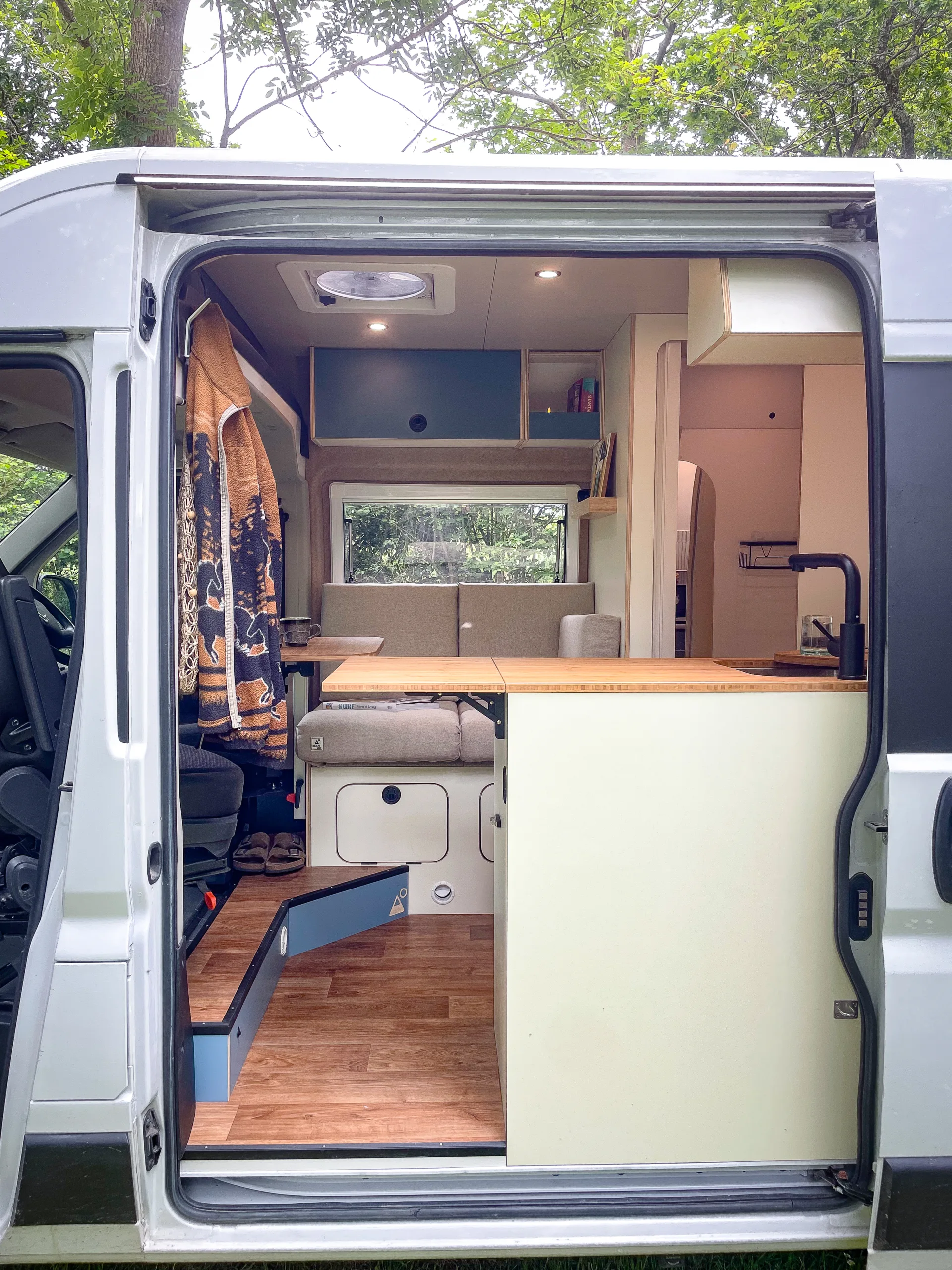 Stunning high-spec, Off-grid, Full Victron(ULEZ + low mileage ...