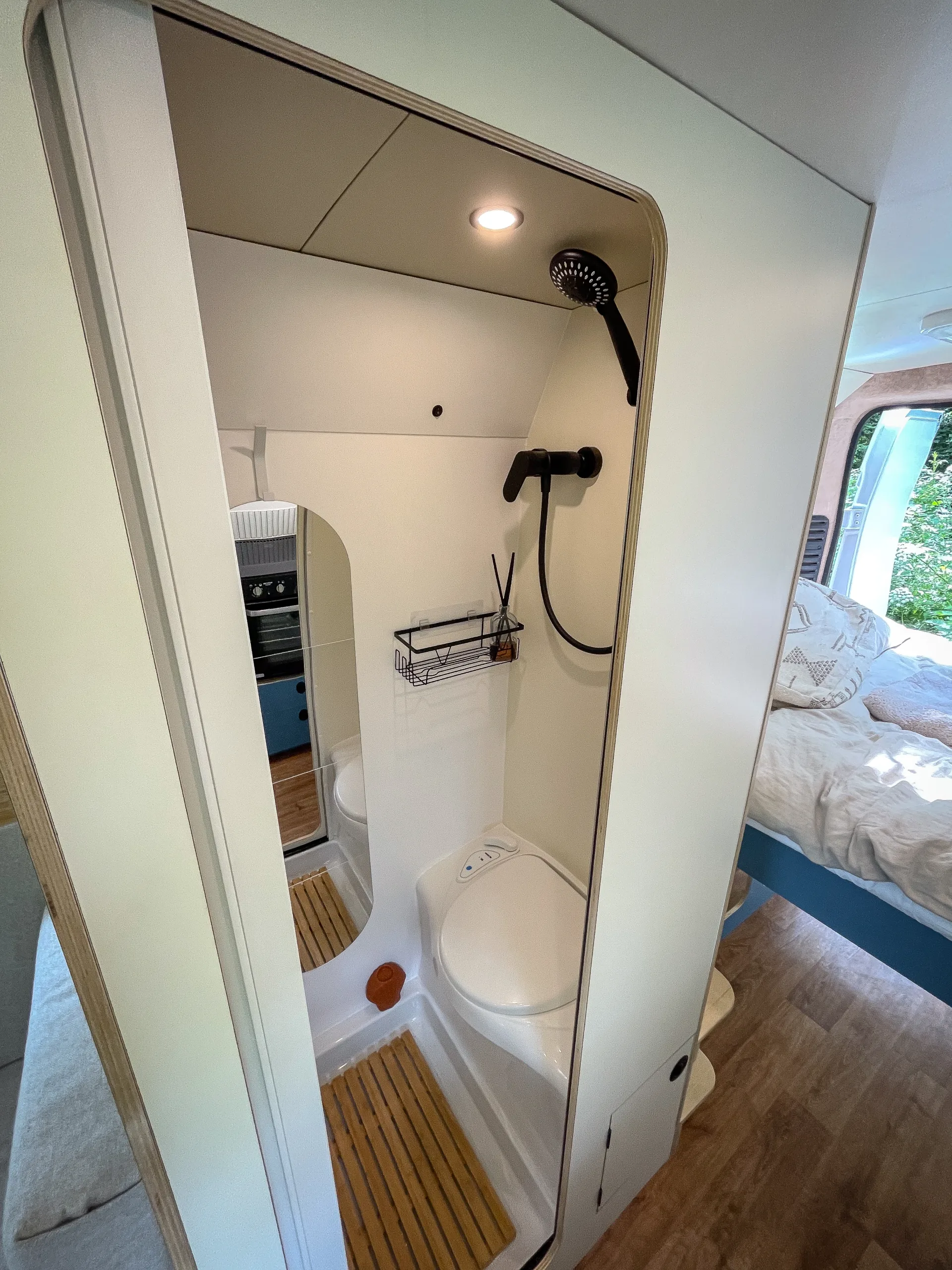 Stunning high-spec, Off-grid, Full Victron(ULEZ + low mileage ...